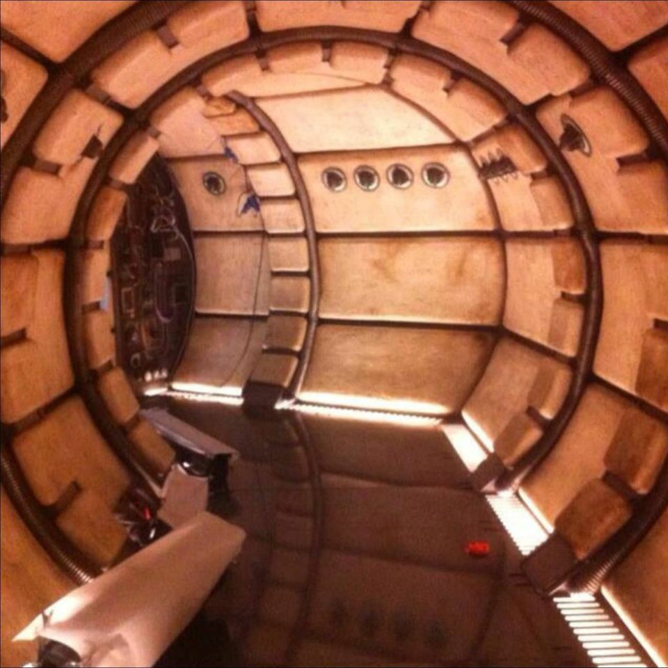 [MAJ] Episode VII : des photos fuitées du Faucon Millenium ...